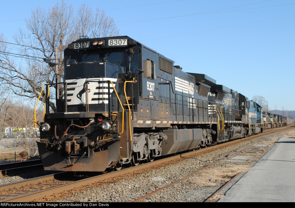 NS C40-8 8307 on the rear of 962